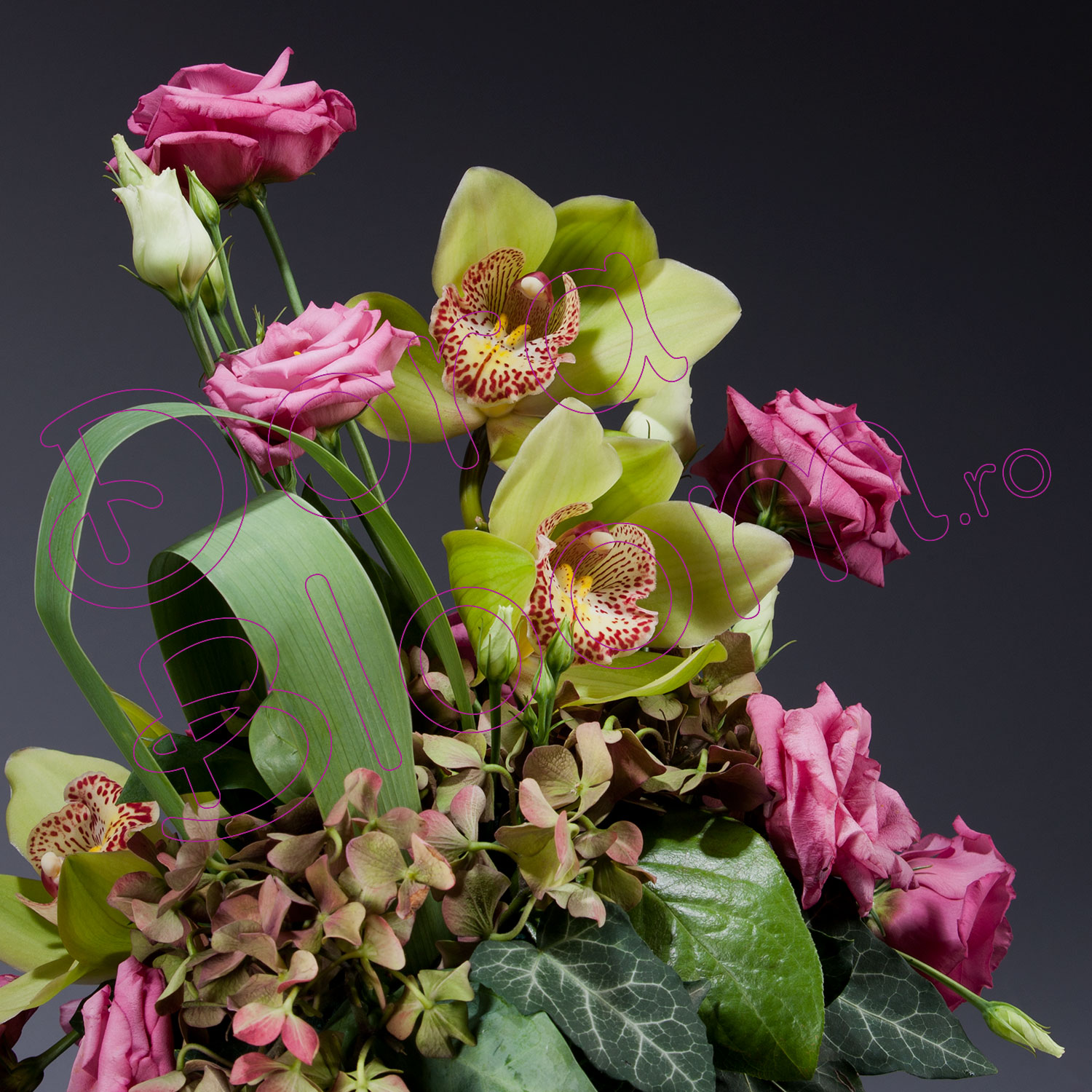 Aranjament floral cu orhidee cymbidium - Glowing Bloom